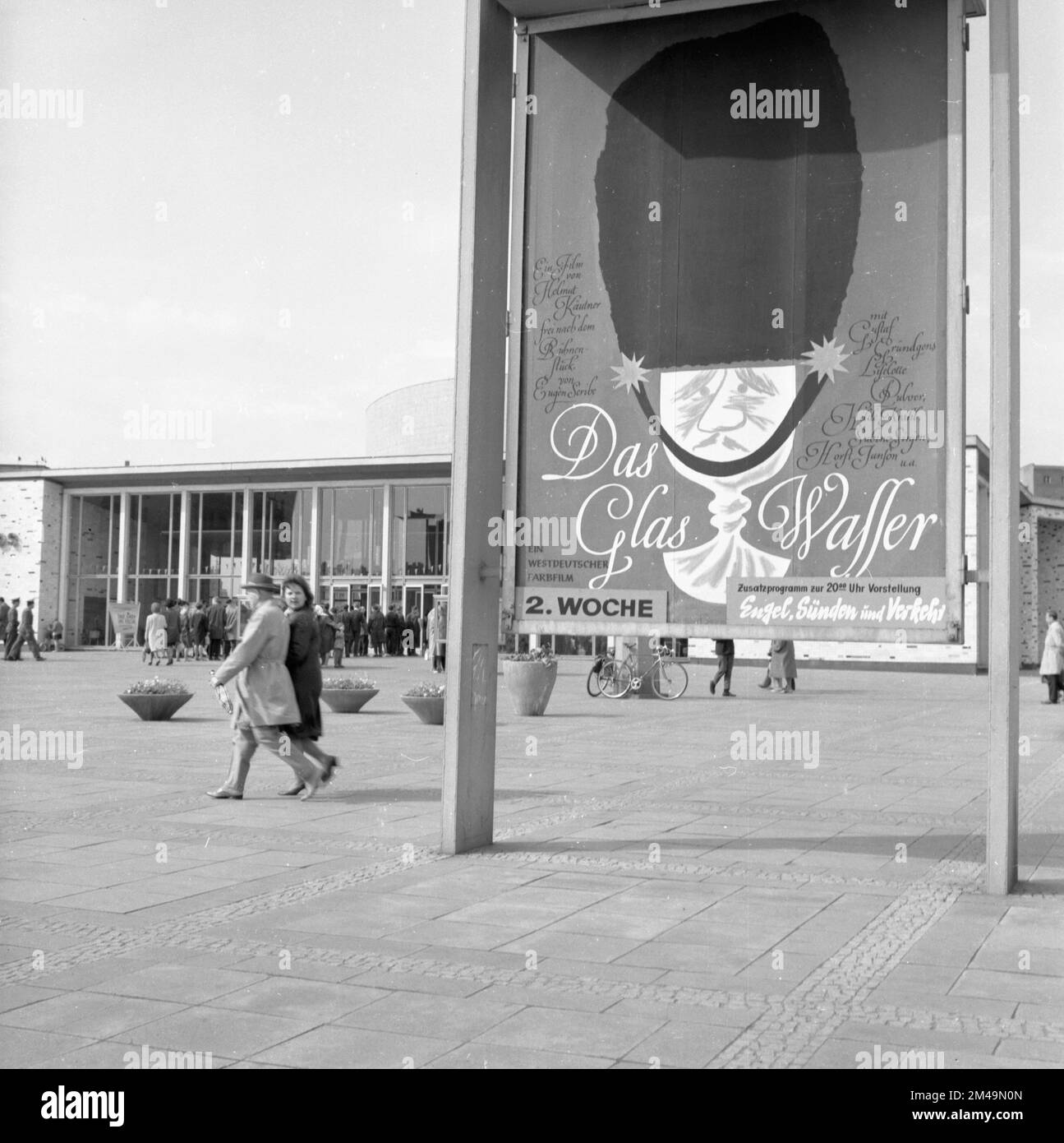 The picture was taken between 1965 and 1971 and shows a photographic ...