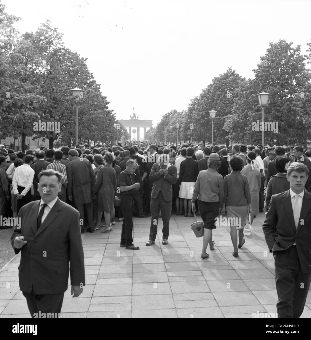 The picture was taken between 1965 and 1971 and shows a photographic ...