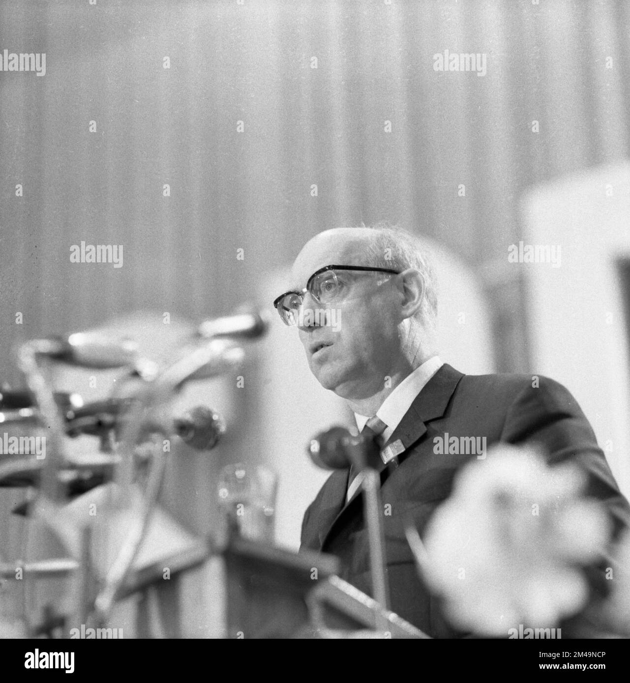 The SPD party congress of 1-5-6. 1966 in the Dortmund Westfalenhalle ...