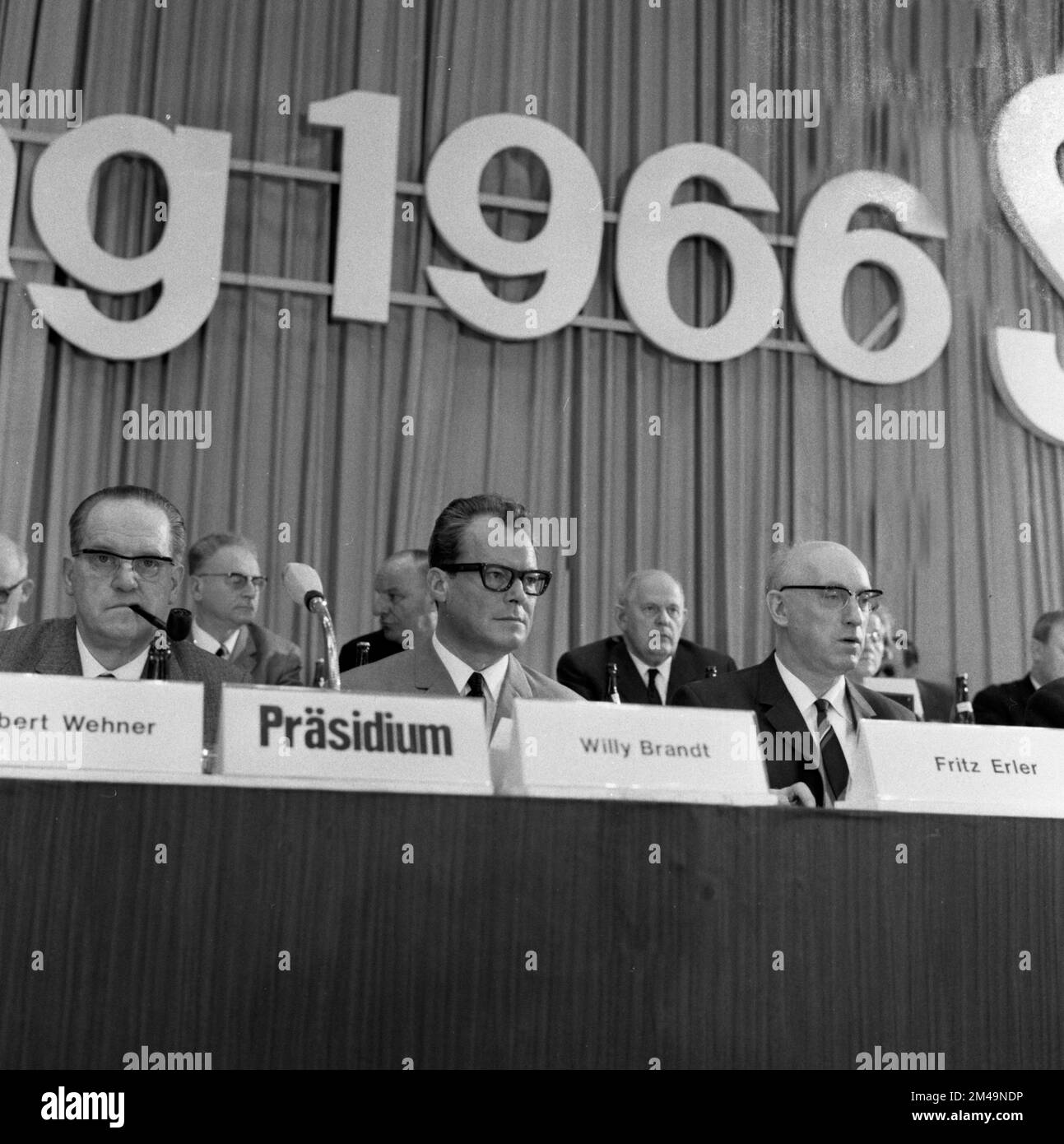 The SPD party conference of 1-5-6. 1966 in the Dortmund Westfalenhalle ...