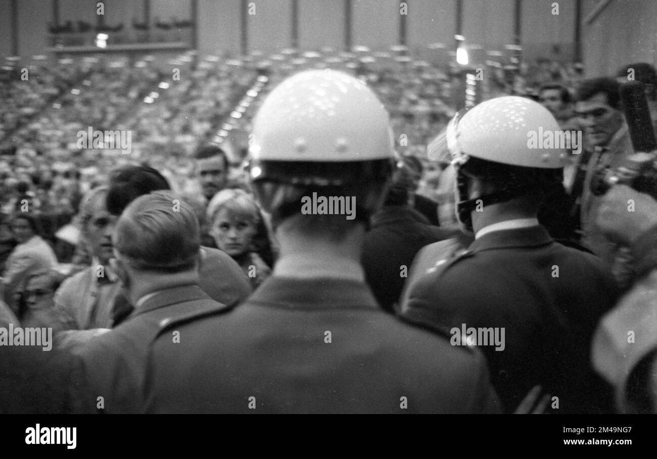 The head of the CSU, F. J. Strauss, also came to the Gruga in Essen ...