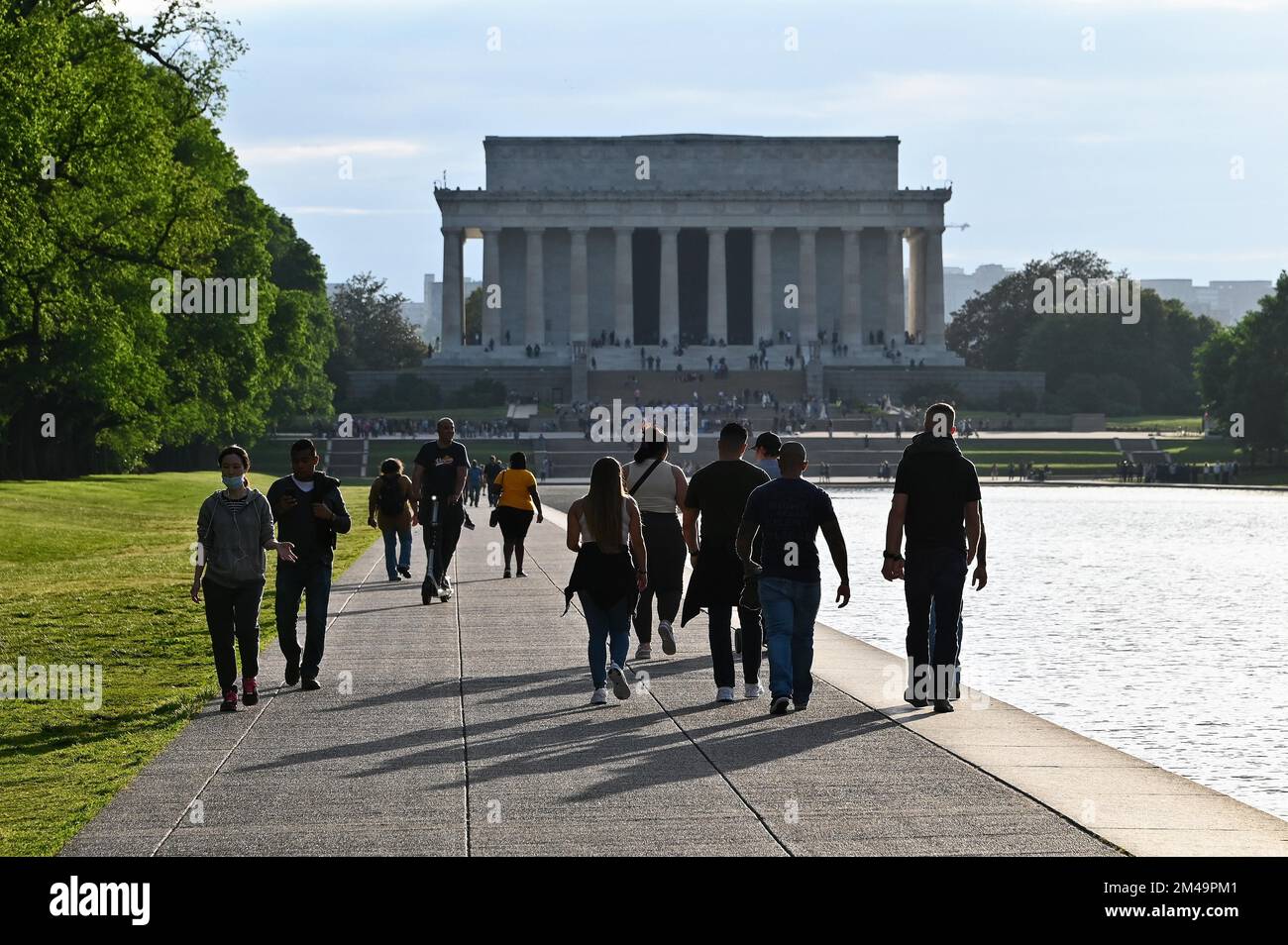 Lincoln Memorial and Reflecting Pool on the National Mall, Washington ...