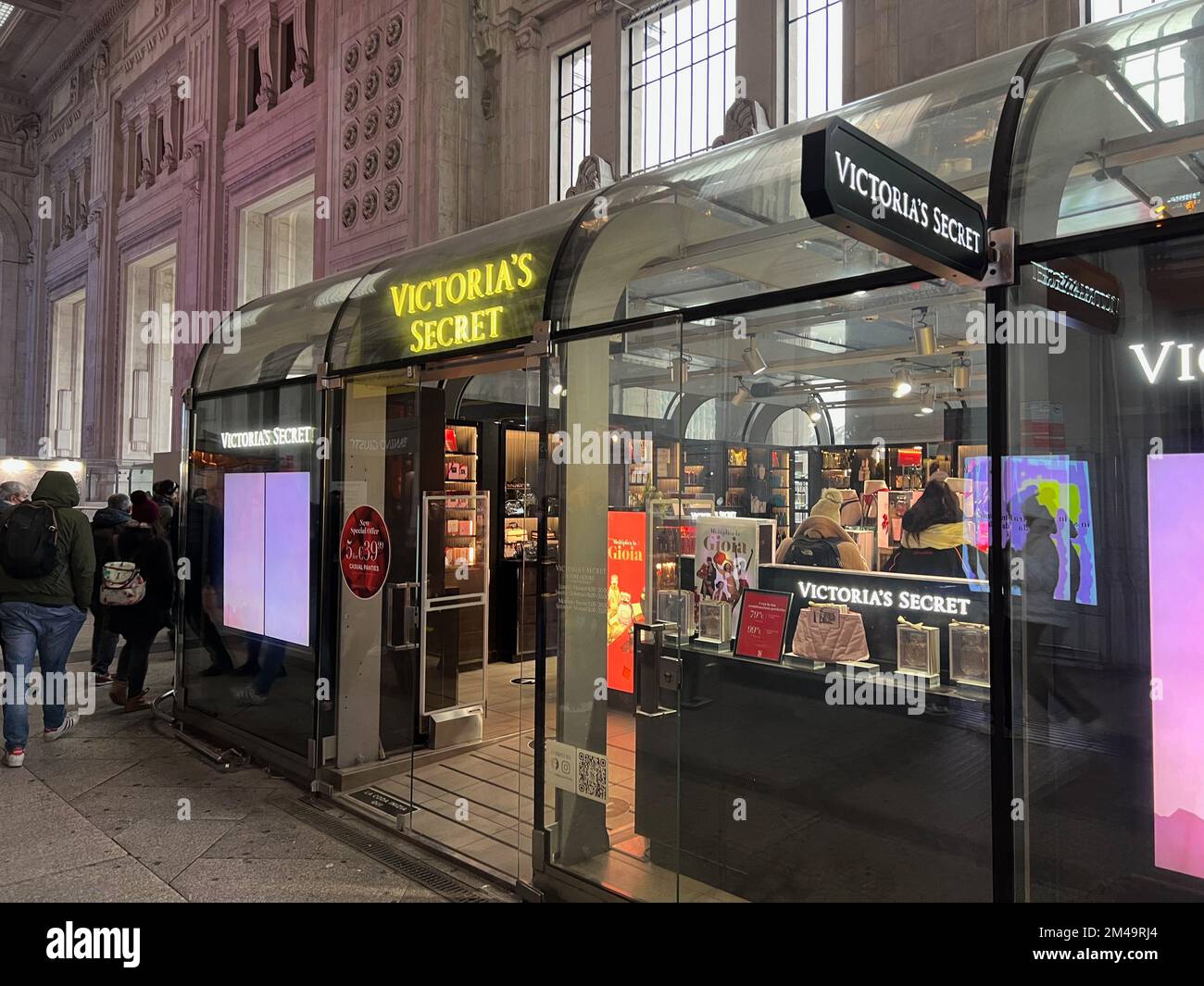 Victoria’s secret 2022 hi-res stock photography and images - Alamy