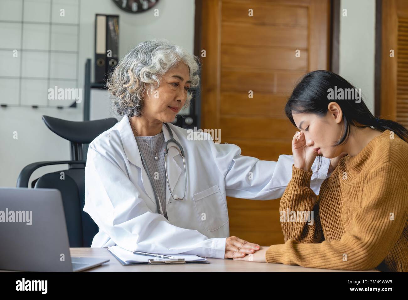 Doctor talking with a patient in a hospital hi-res stock photography ...