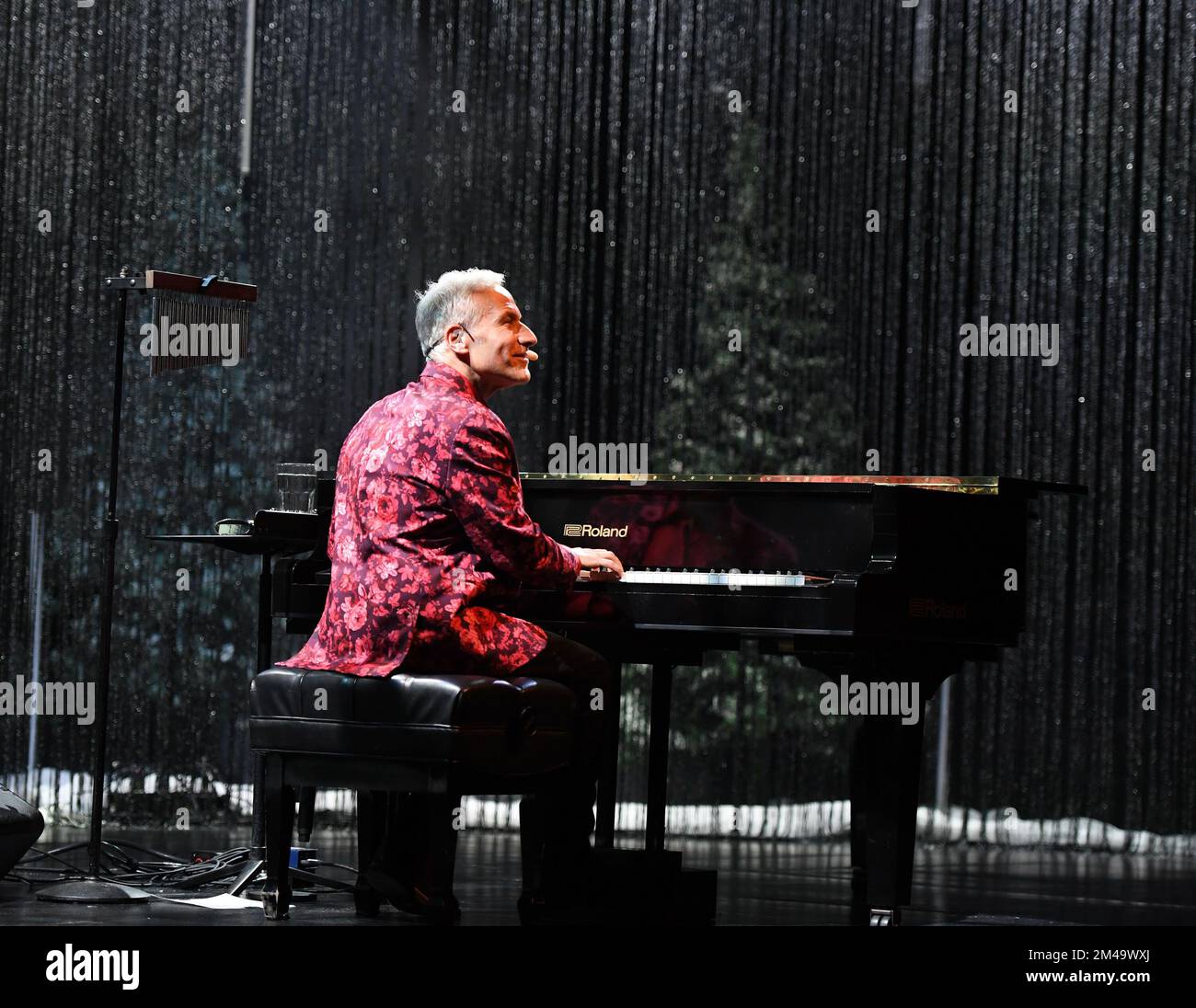 December 19, 2022, Virginia Beach, Virginia, USA: JIM BRICKMAN brings a ...