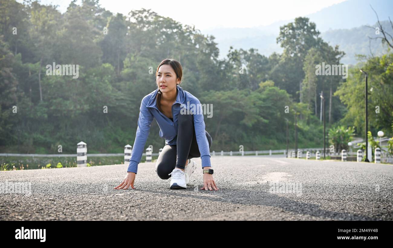 Runner track pose hi-res stock photography and images - Alamy