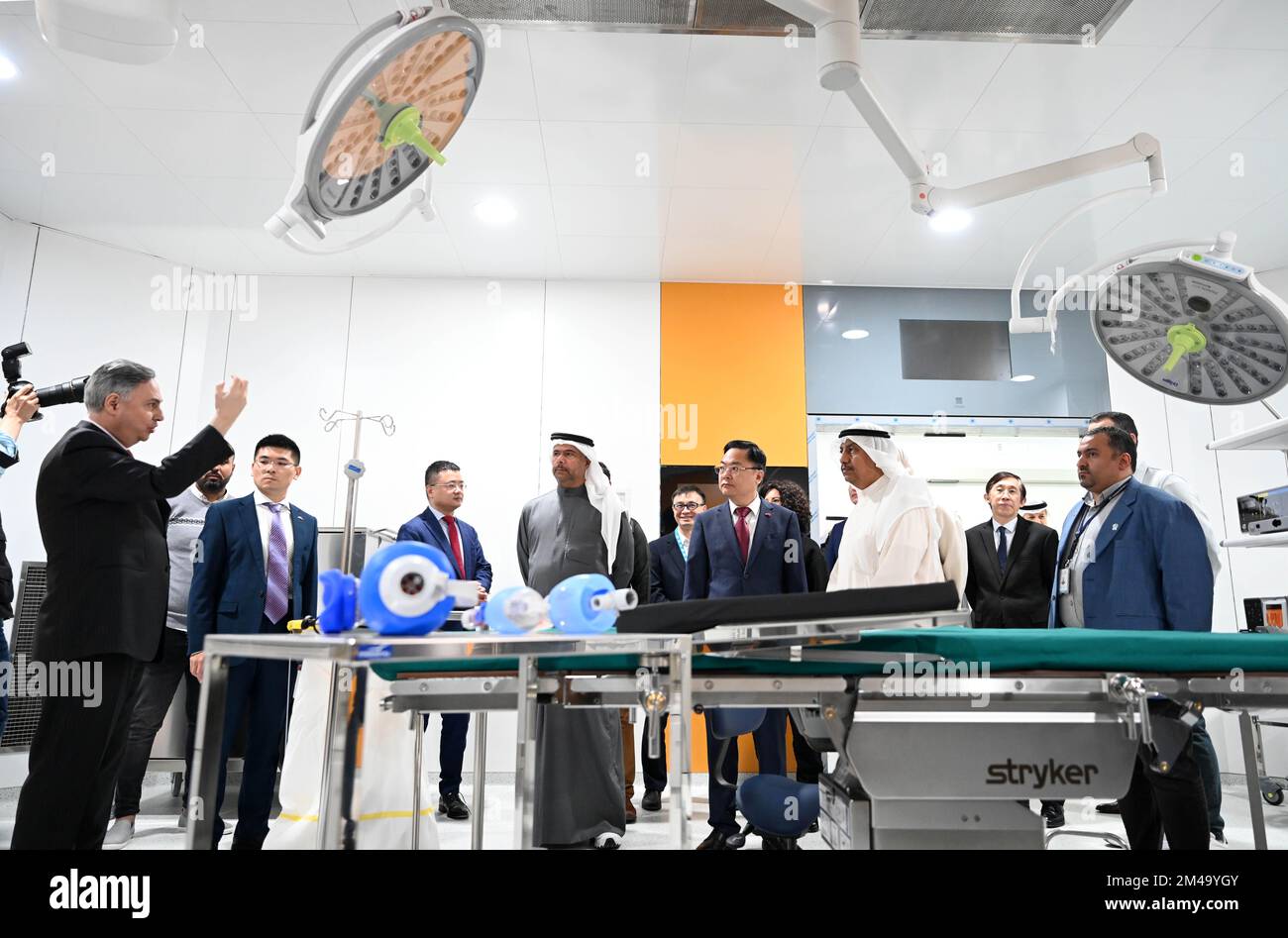 (221220) -- AHMADI, Dec. 20, 2022 (Xinhua) -- Guests visit the Kuwait ...