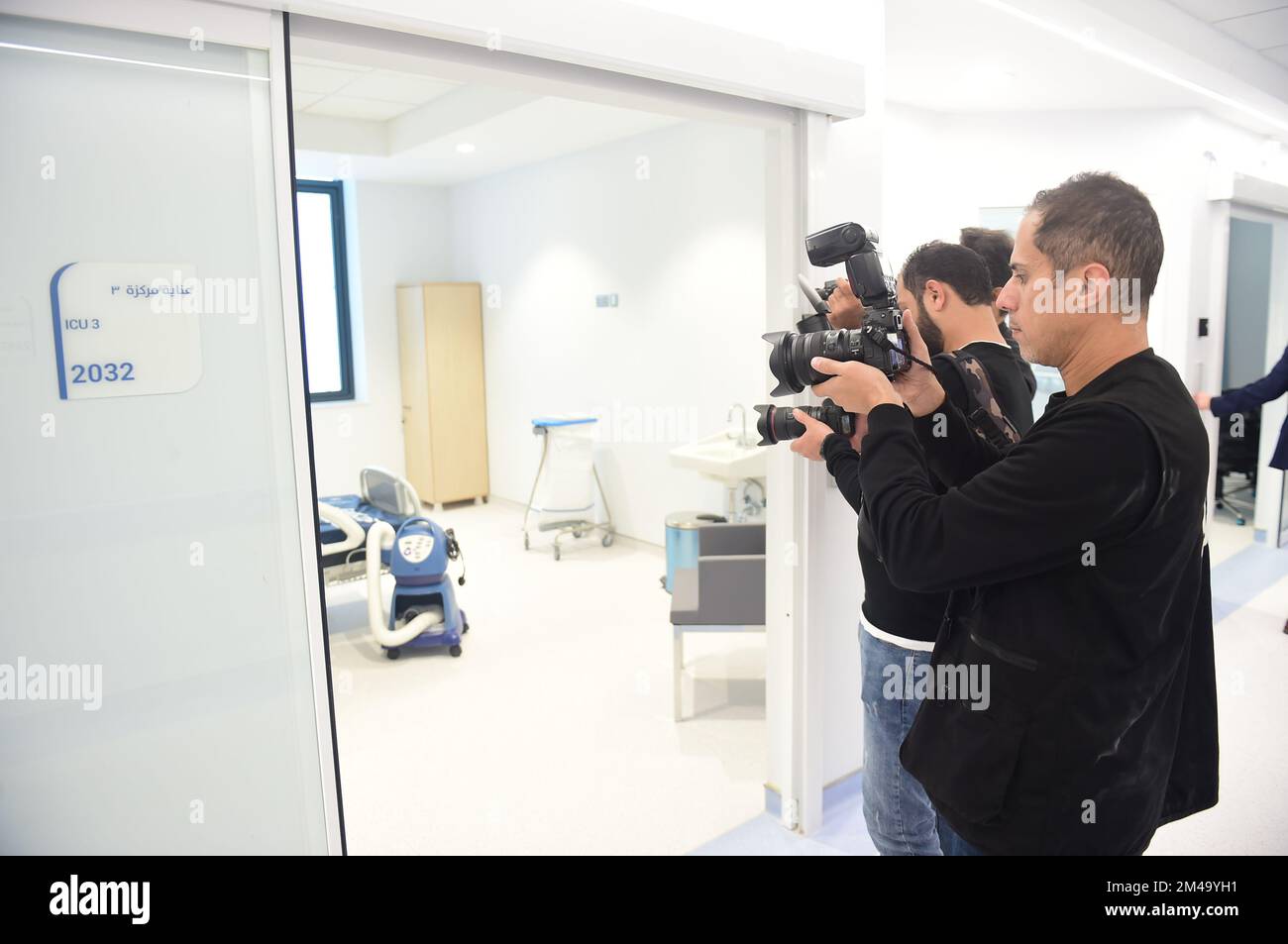 (221220) -- AHMADI, Dec. 20, 2022 (Xinhua) -- Journalists visit the ICU ...