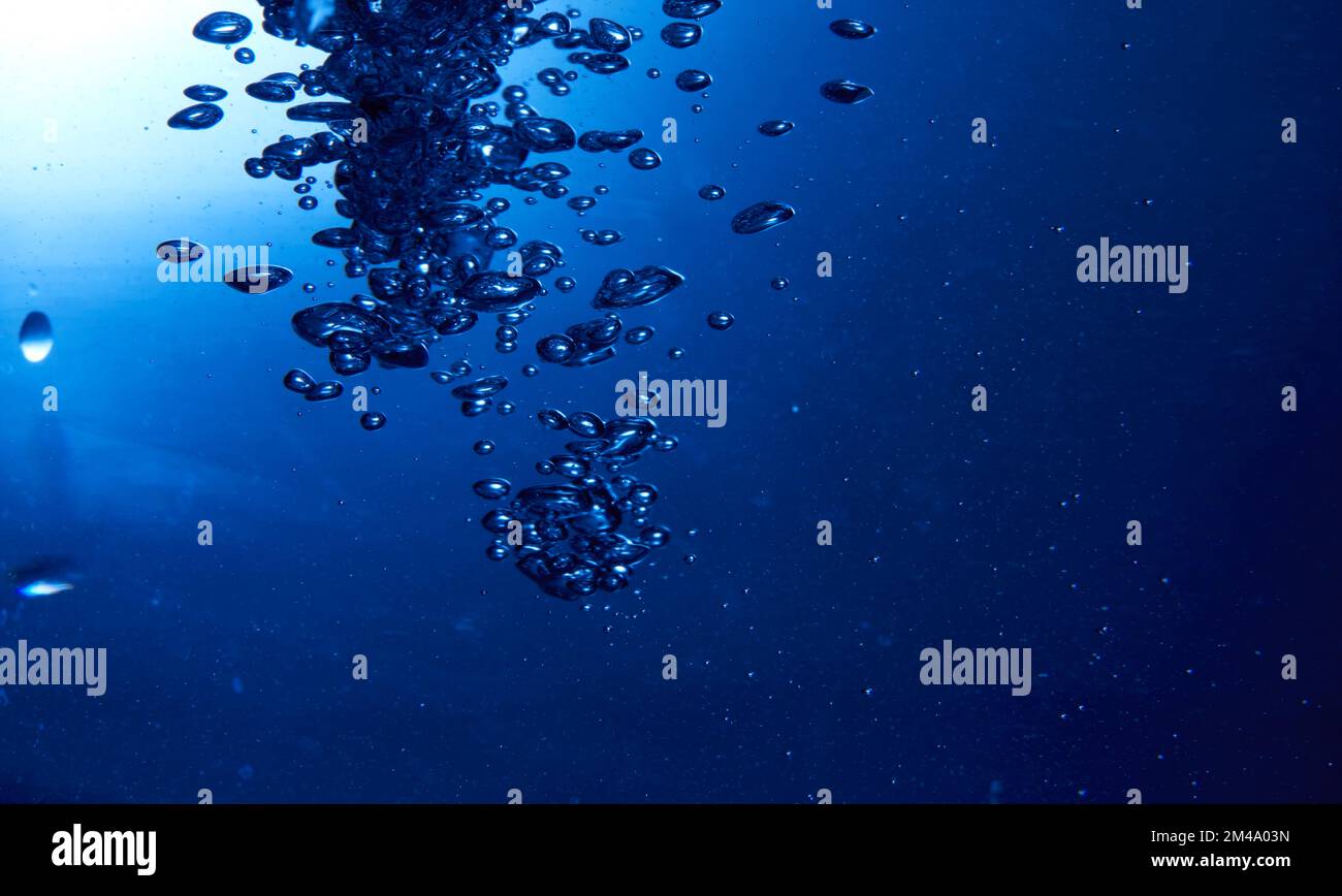 Drops of water falling into deep blue water Stock Photo - Alamy