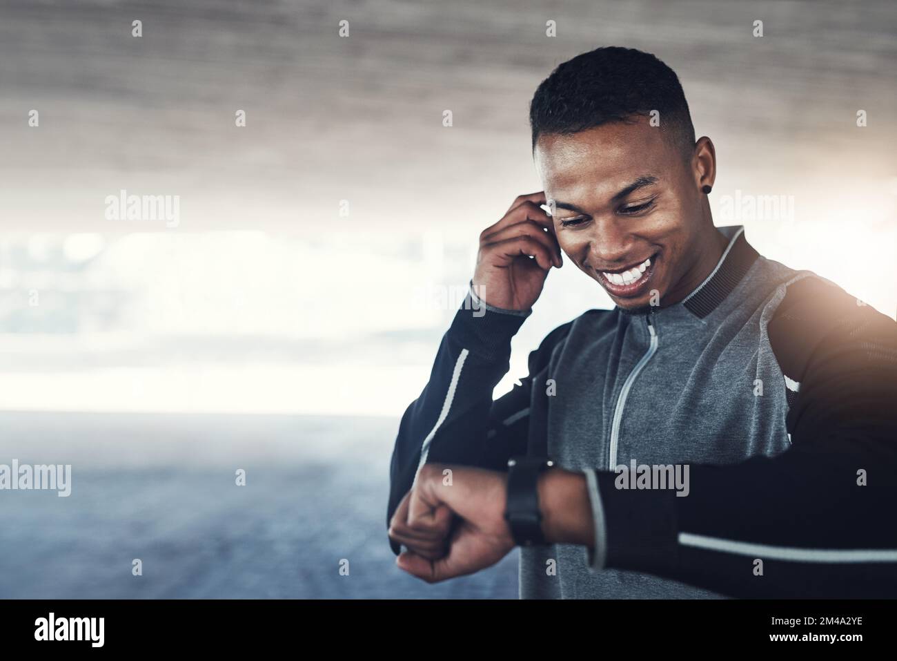 People watch young man hi-res stock photography and images - Alamy