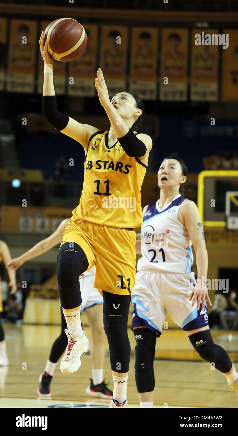 20th Dec, 2022. Basketball: Shinhan Bank vs. KB Stars Kang Yi-seul of ...