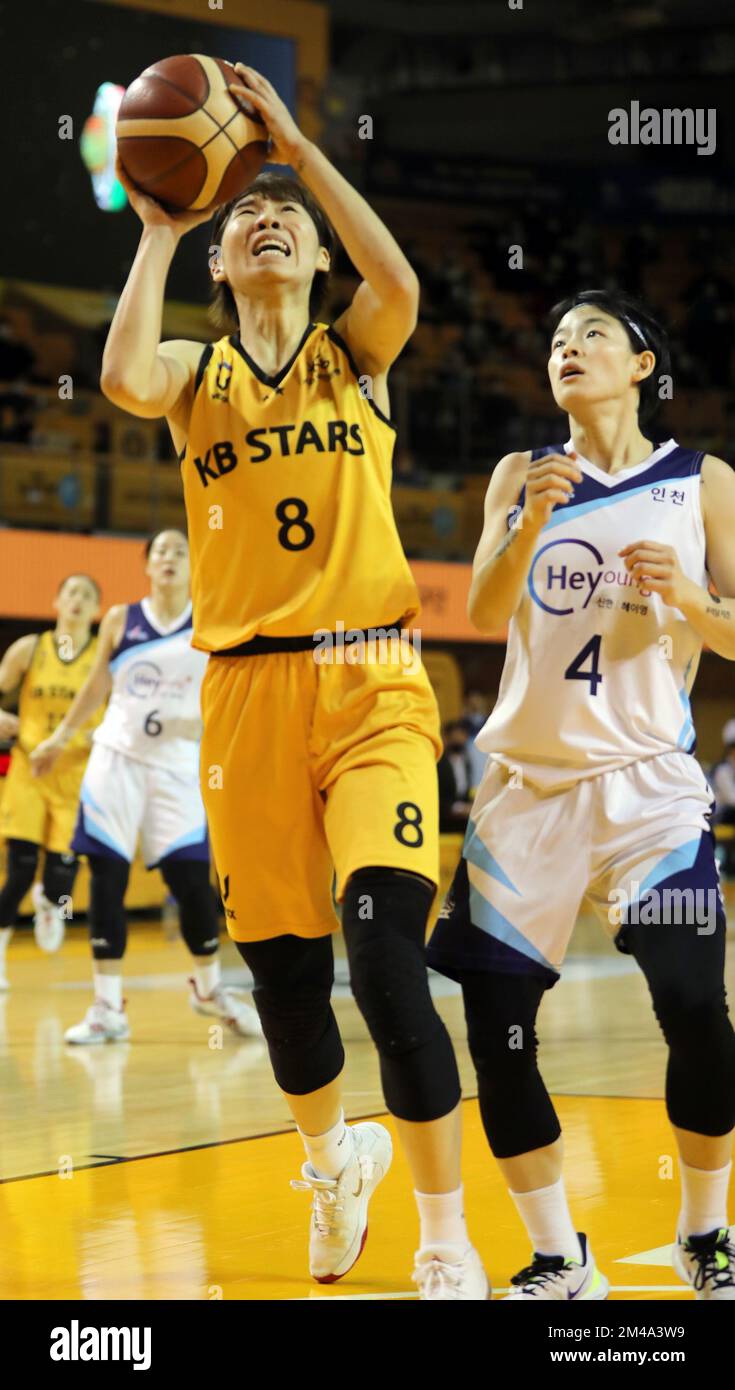 20th Dec, 2022. Basketball: Shinhan Bank vs. KB Stars Kim Min-jung (L ...