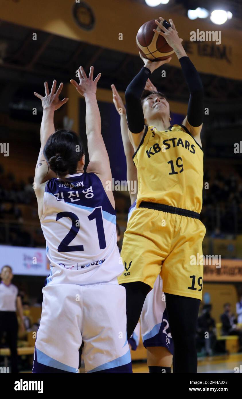 20th Dec, 2022. Basketball: Shinhan Bank vs. KB Stars Park Ji-soo (R ...
