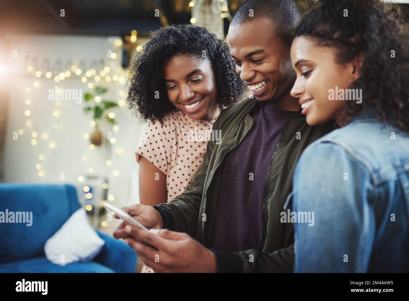 Friends looking hi-res stock photography and images - Alamy