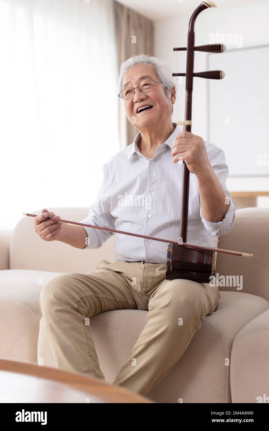 Man playing erhu traditional chinese hi-res stock photography and ...