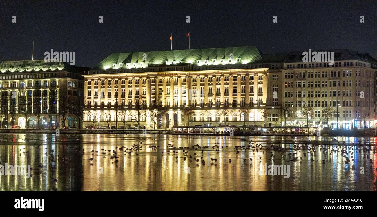 Hamburg, Germany. 18th Dec, 2022. View over the partially ice-covered ...