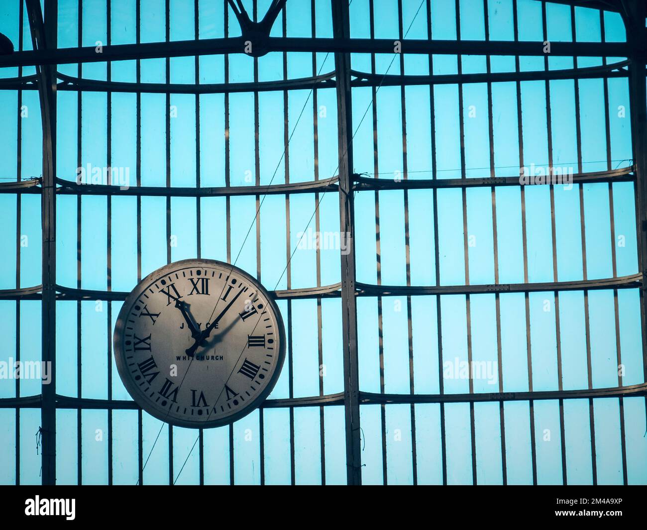 Liverpool Lime Street train station clock in Liverpool Stock Photo - Alamy