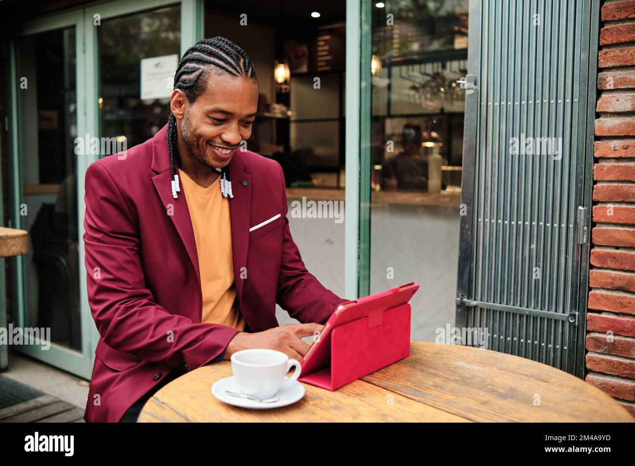 African businessman tablet pc hi-res stock photography and images - Alamy