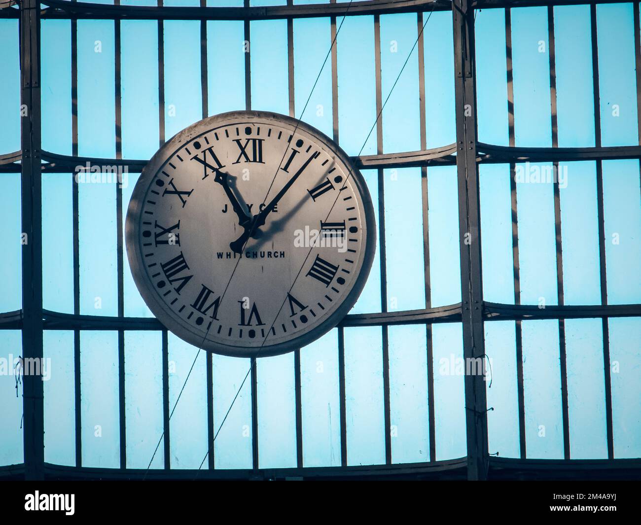 Liverpool Lime Street train station clock in Liverpool Stock Photo - Alamy