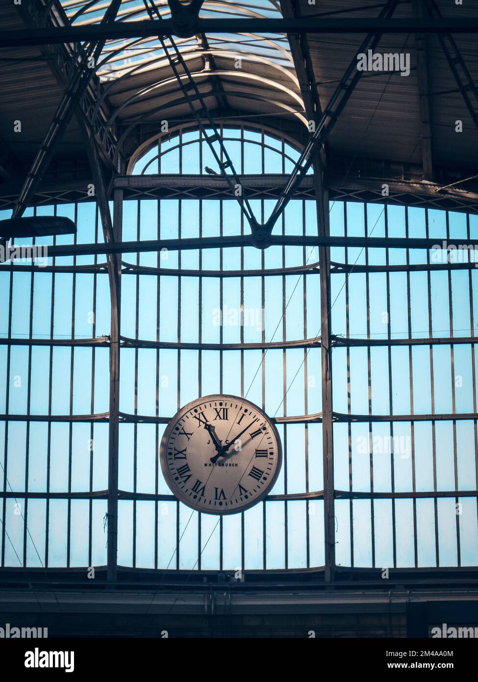 Liverpool Lime Street train station clock in Liverpool Stock Photo - Alamy