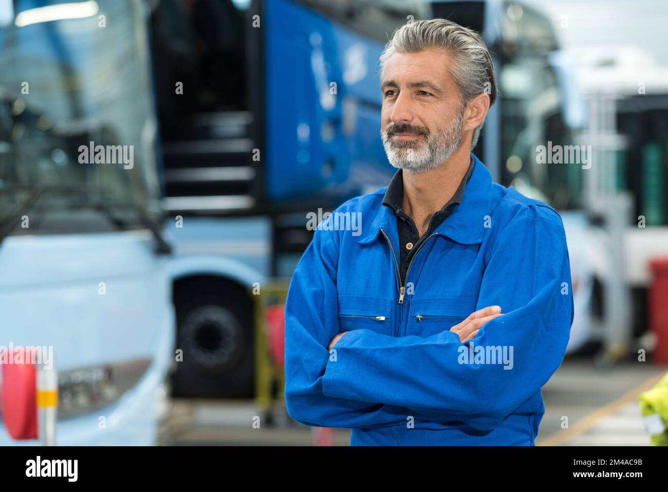 Bus assembly worker hi-res stock photography and images - Alamy