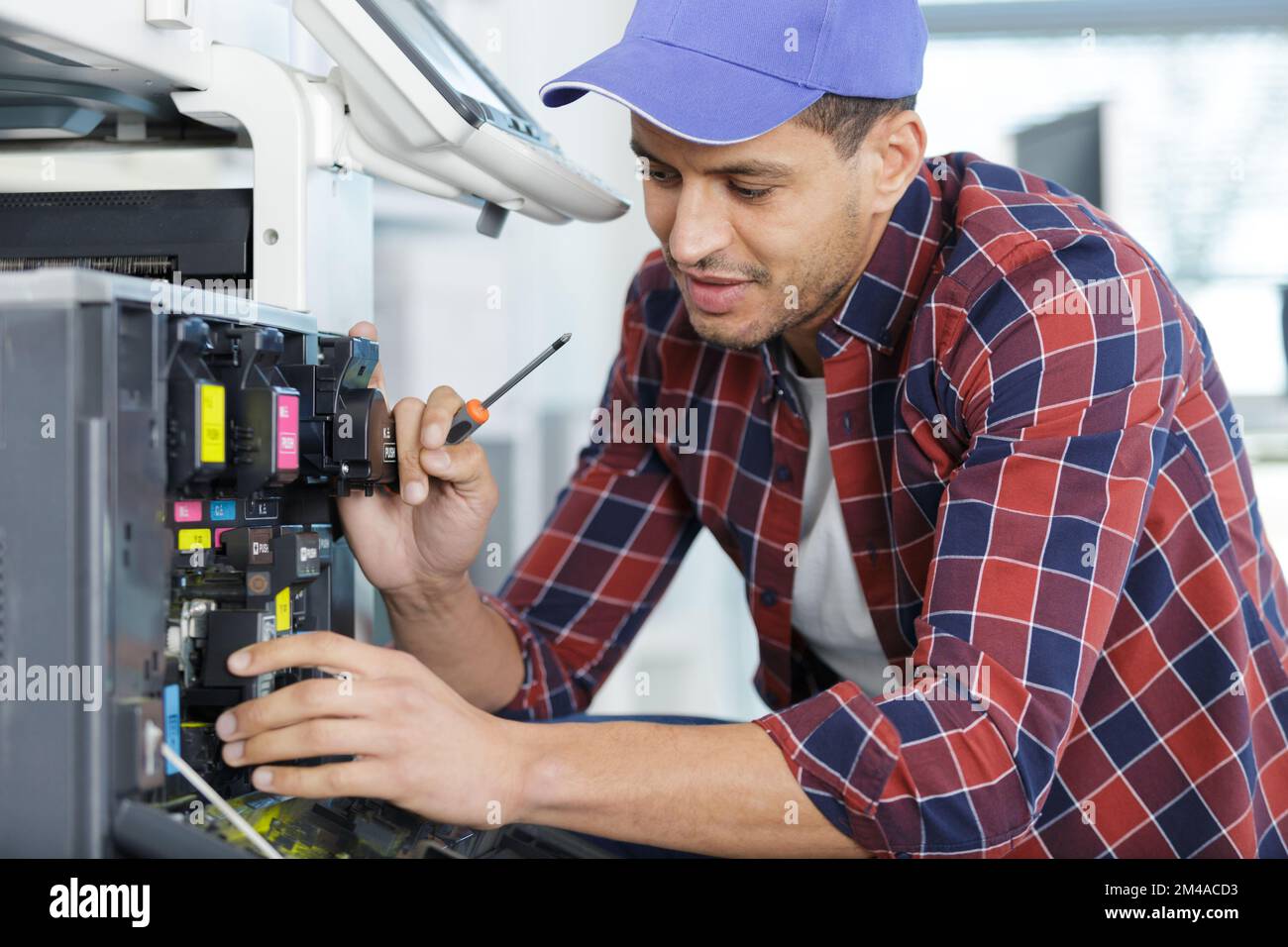 positif man fixing a printer Stock Photo - Alamy