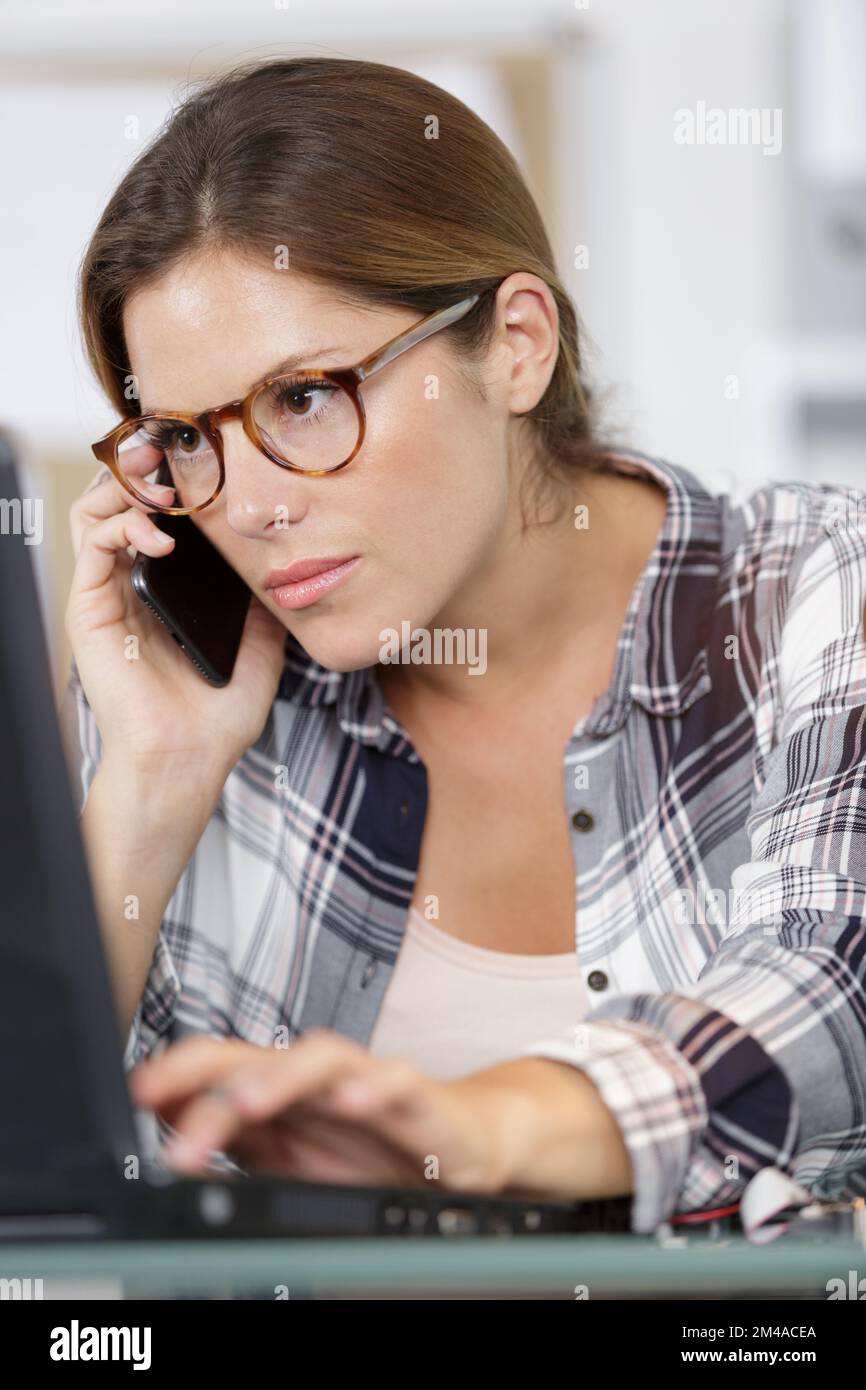 female pc worker is on the phone with customer Stock Photo - Alamy