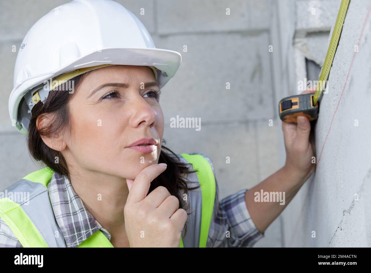 woman builder measuring a wall Stock Photo - Alamy