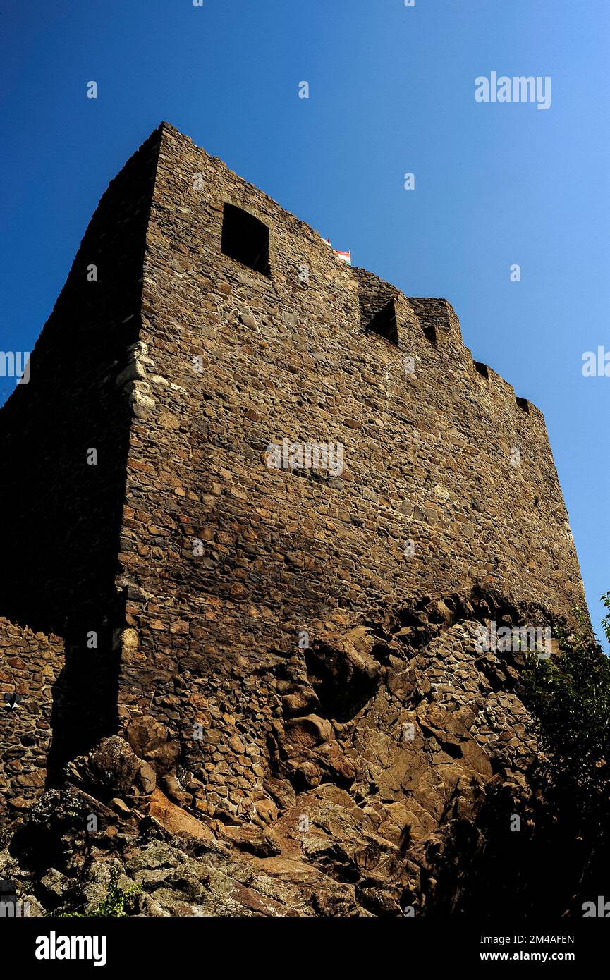 Rock-solid foundations: the repaired rubble walls of medieval Hollókő ...