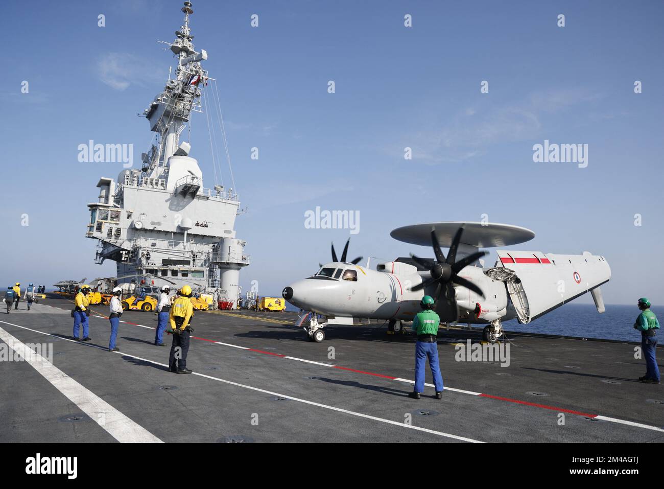 Rea Sea, December 19, 2022. - A French navy flight deck crew take ...