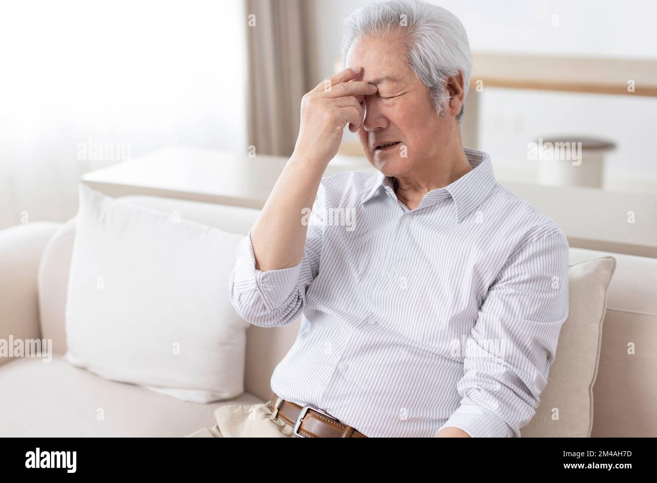 Sitting chinese man leaning hi-res stock photography and images - Alamy