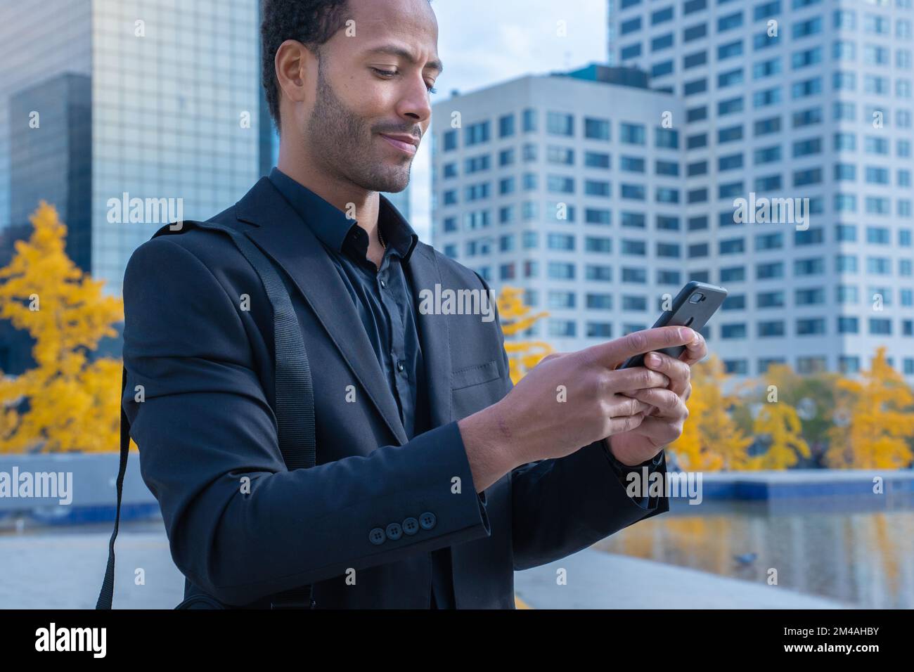 Businessman using smartphone phone hi-res stock photography and images ...
