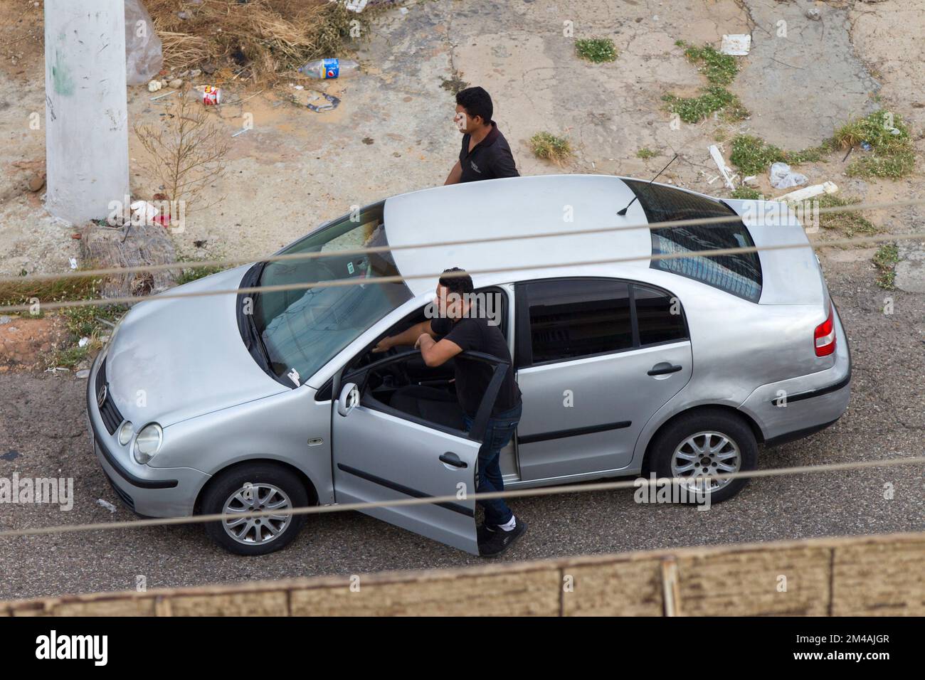 Non Exclusive: Maracaibo-Venezuela-19-12-2021. Venezuelan pushes his ...