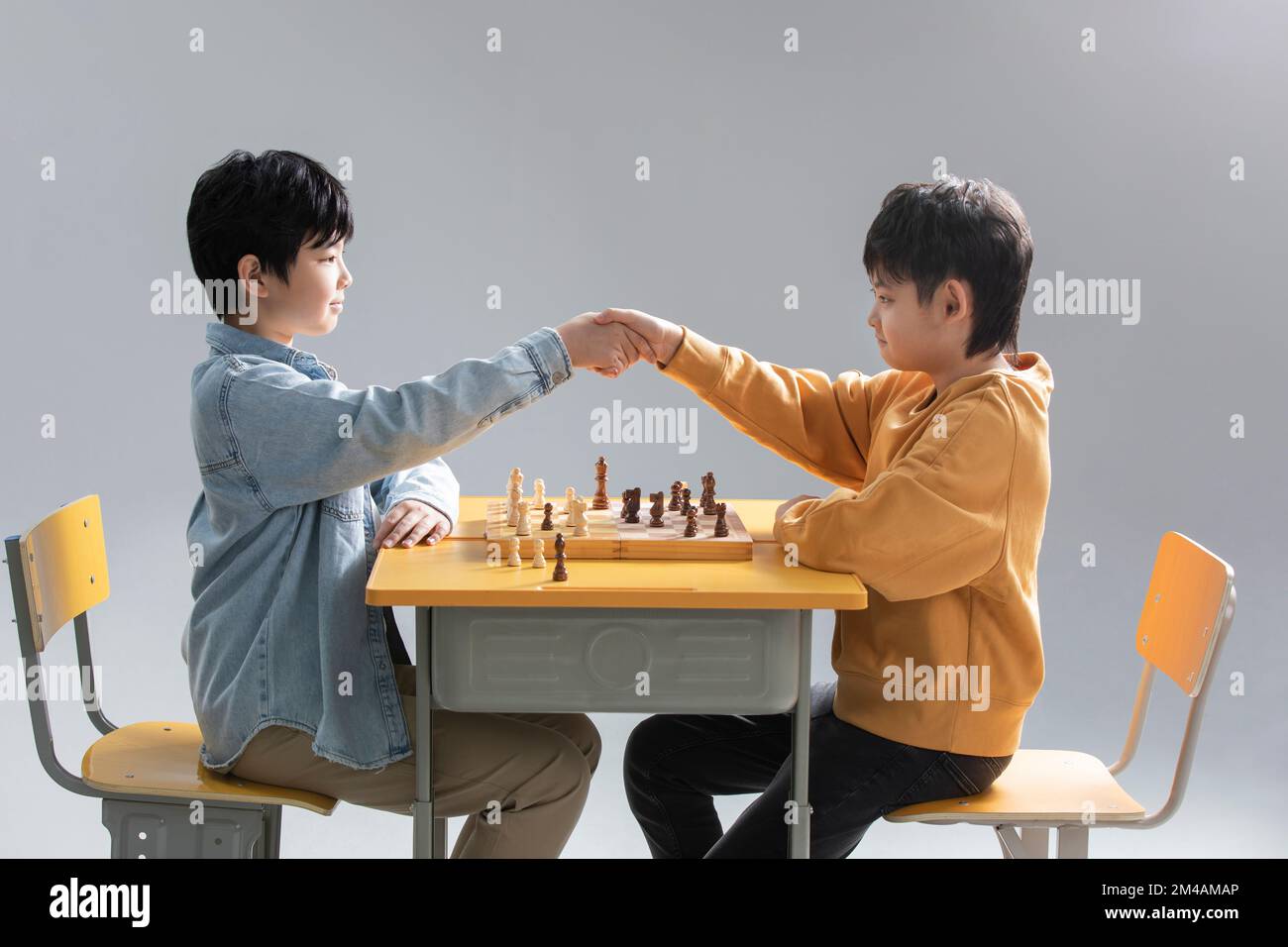 Two Chinese boys playing chess Stock Photo - Alamy