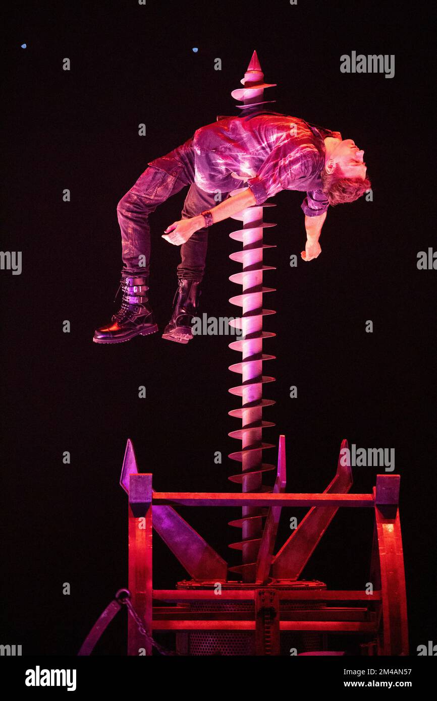 Andrew BLAKE, illusionist, magician, magician, The circus Flic Flac is ...
