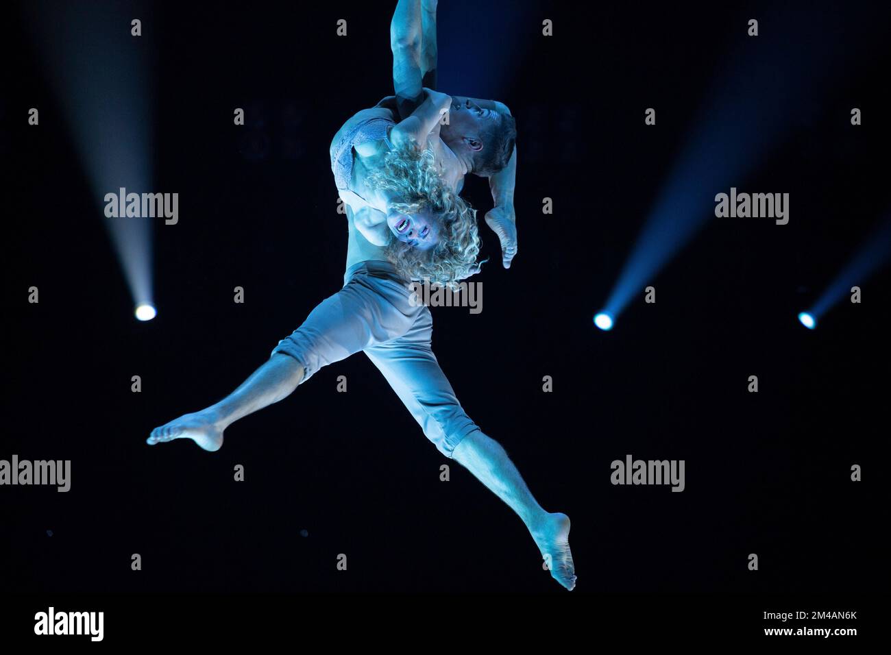 Duisburg, Deutschland. 16th Dec, 2022. ARTUR and ESMIRA, straps ...