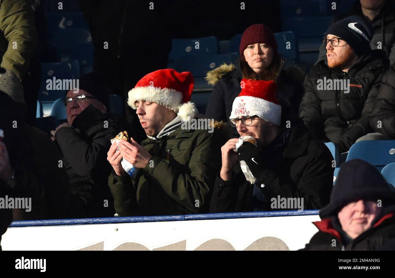 Fans eating pie in stadium hi-res stock photography and images - Alamy