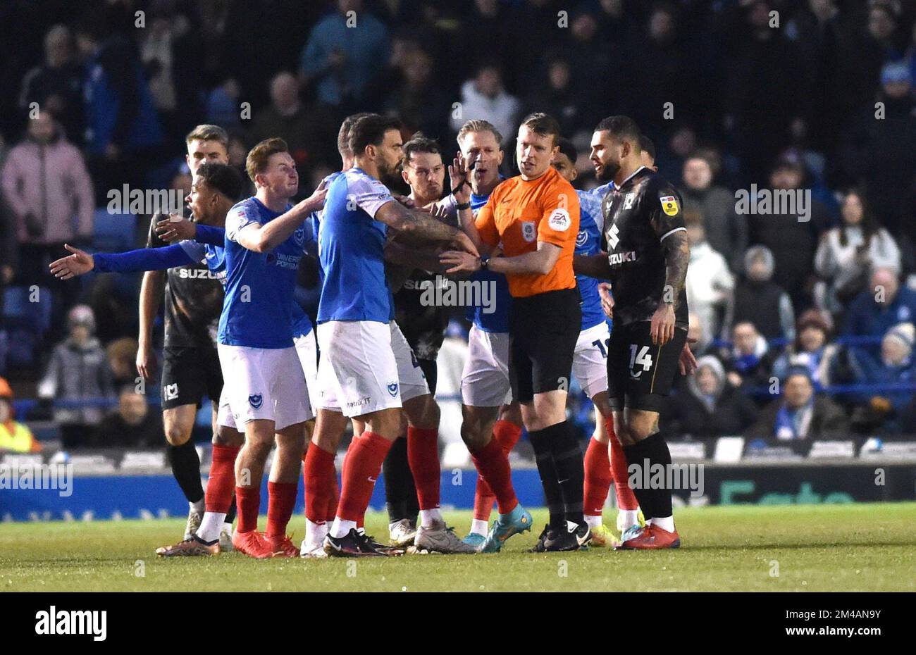 Footballers surround referee hi-res stock photography and images - Alamy
