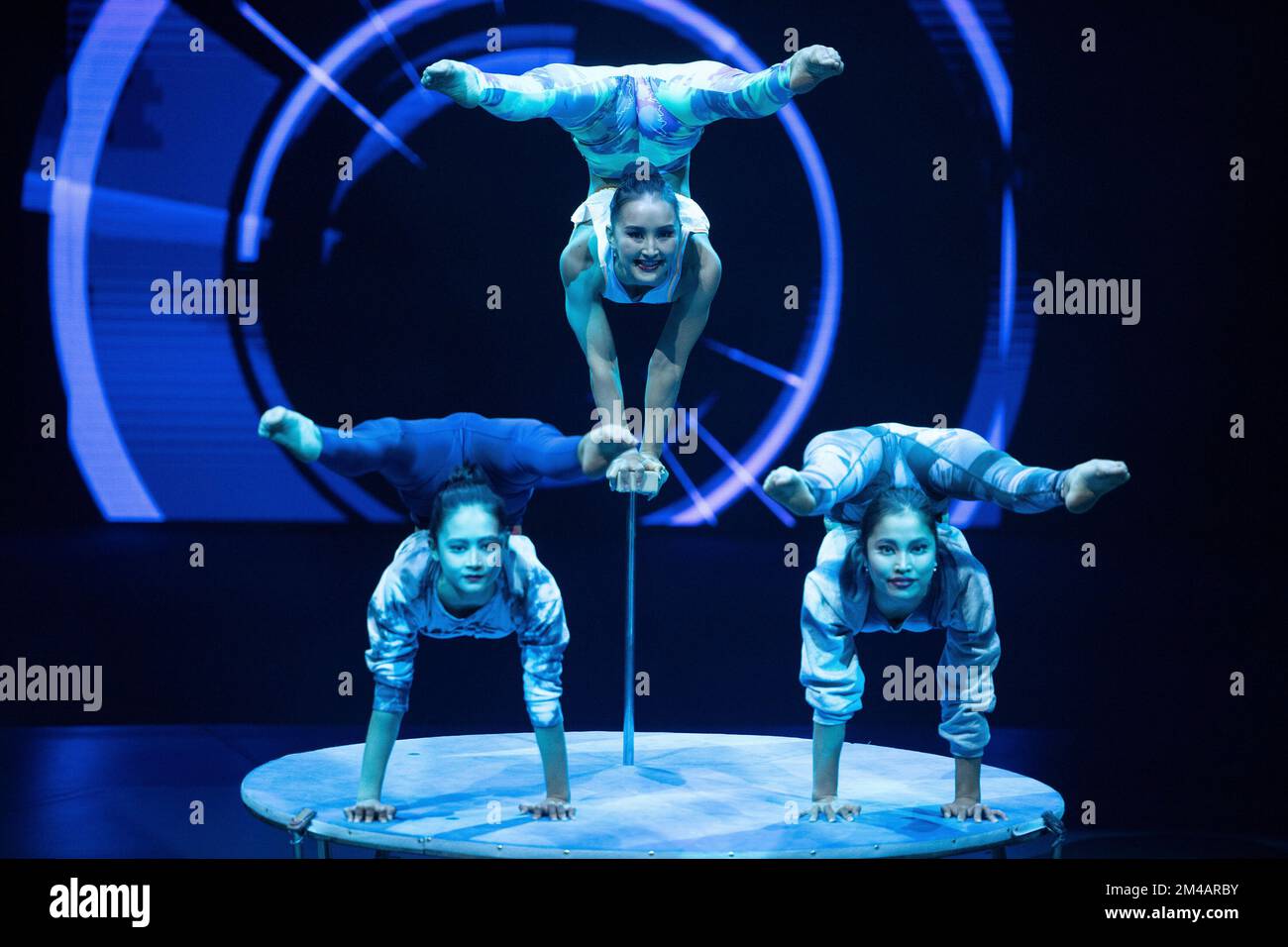 Duisburg, Deutschland. 16th Dec, 2022. The Puje troupe, contortion ...