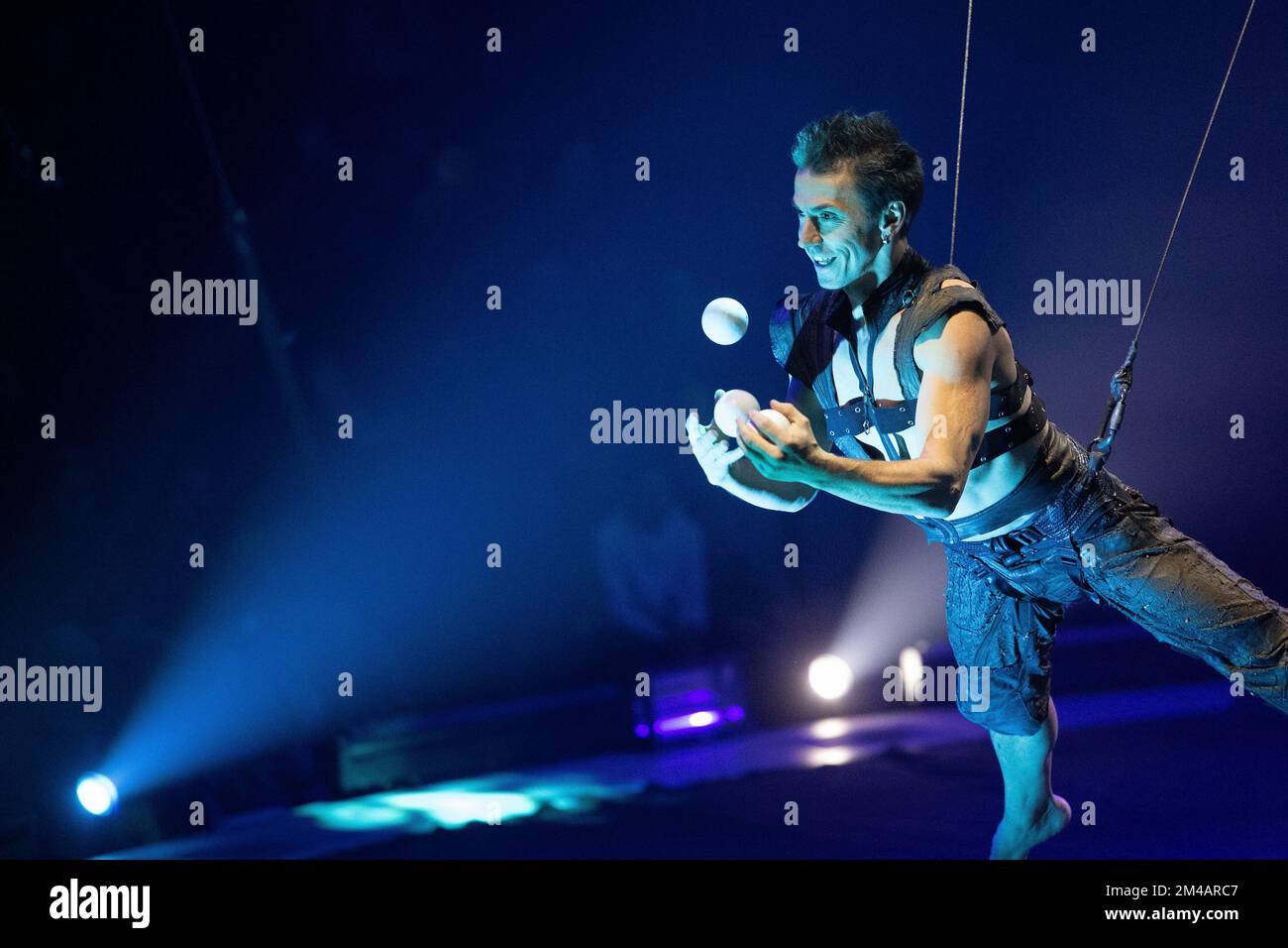 Duisburg, Deutschland. 16th Dec, 2022. VLADIK, juggling, the circus ...