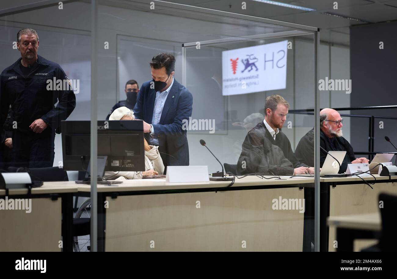 Itzehoe, Germany. 20th Dec, 2022. The defendant Irmgard F. (2nd from ...