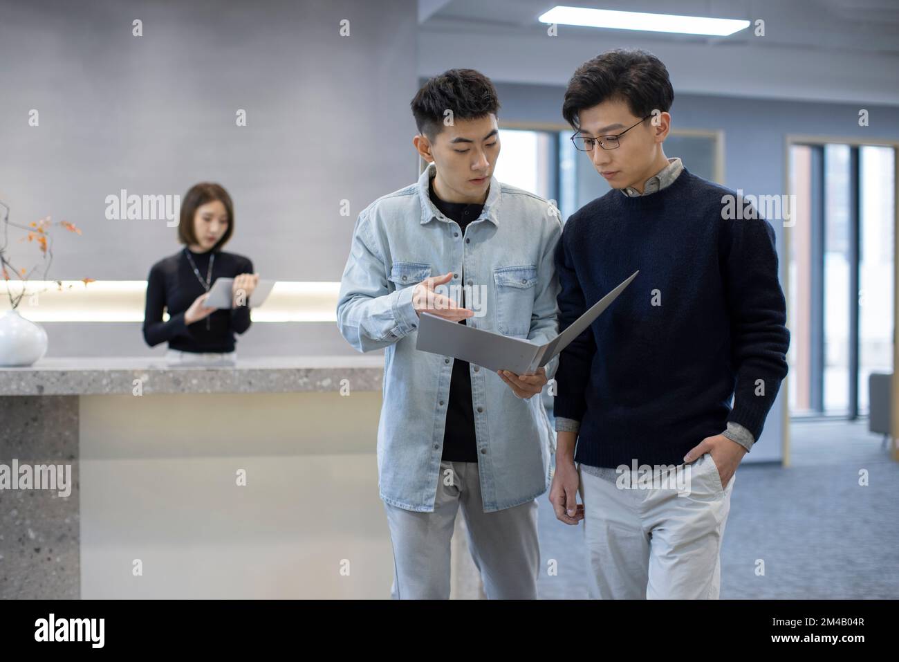 Chinese business people talking in hi-res stock photography and images ...