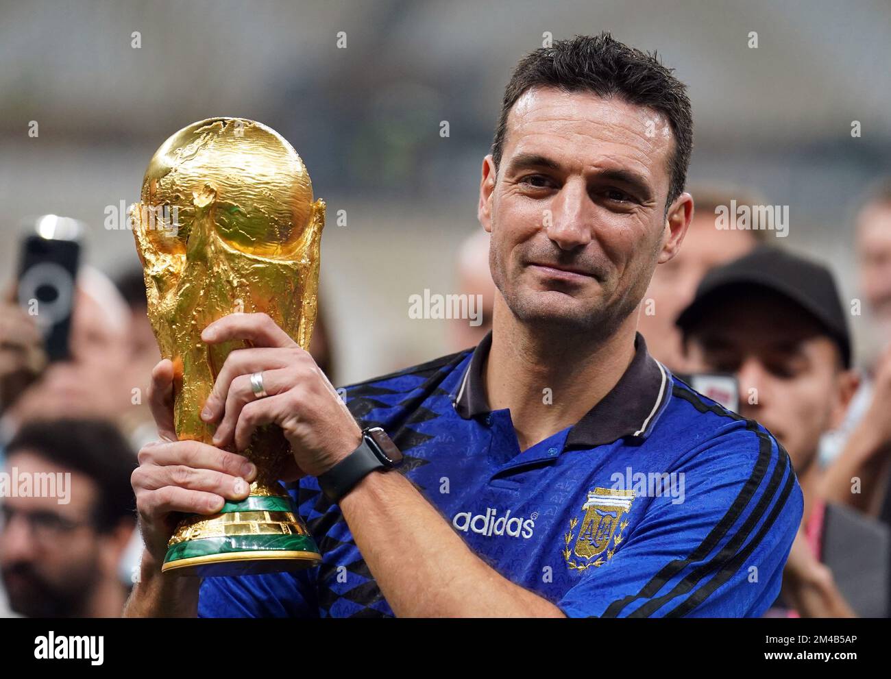 Argentina Manager Lionel Scaloni With The Fifa World Cup Trophy