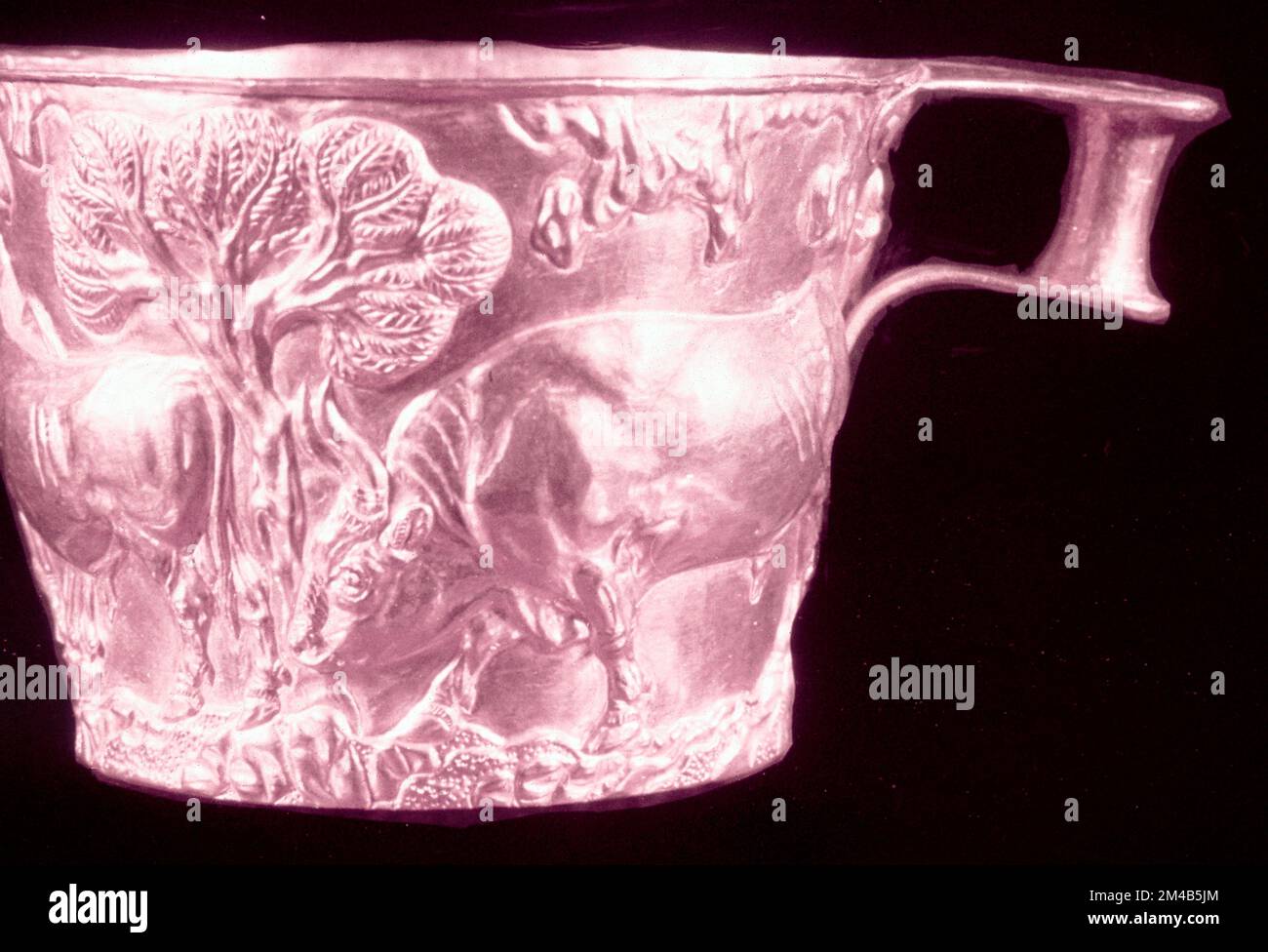 Gold cup from Vaphio, masterpiece of the Cretomycenaean goldsmith ...