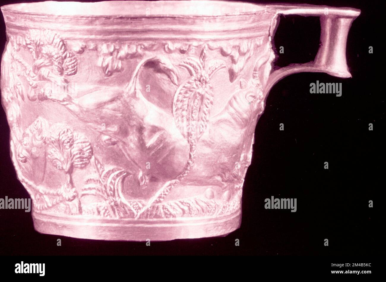 Gold cup from Vaphio, masterpiece of the Cretomycenaean goldsmith ...