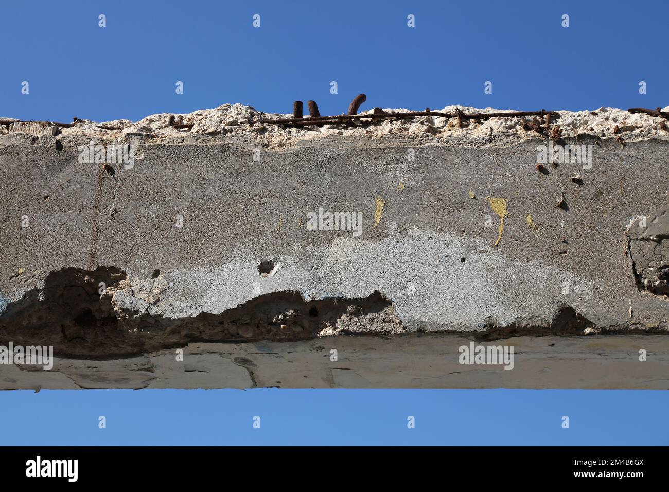 Reinforced concrete spalling damage in seaside humid weather and salty ...