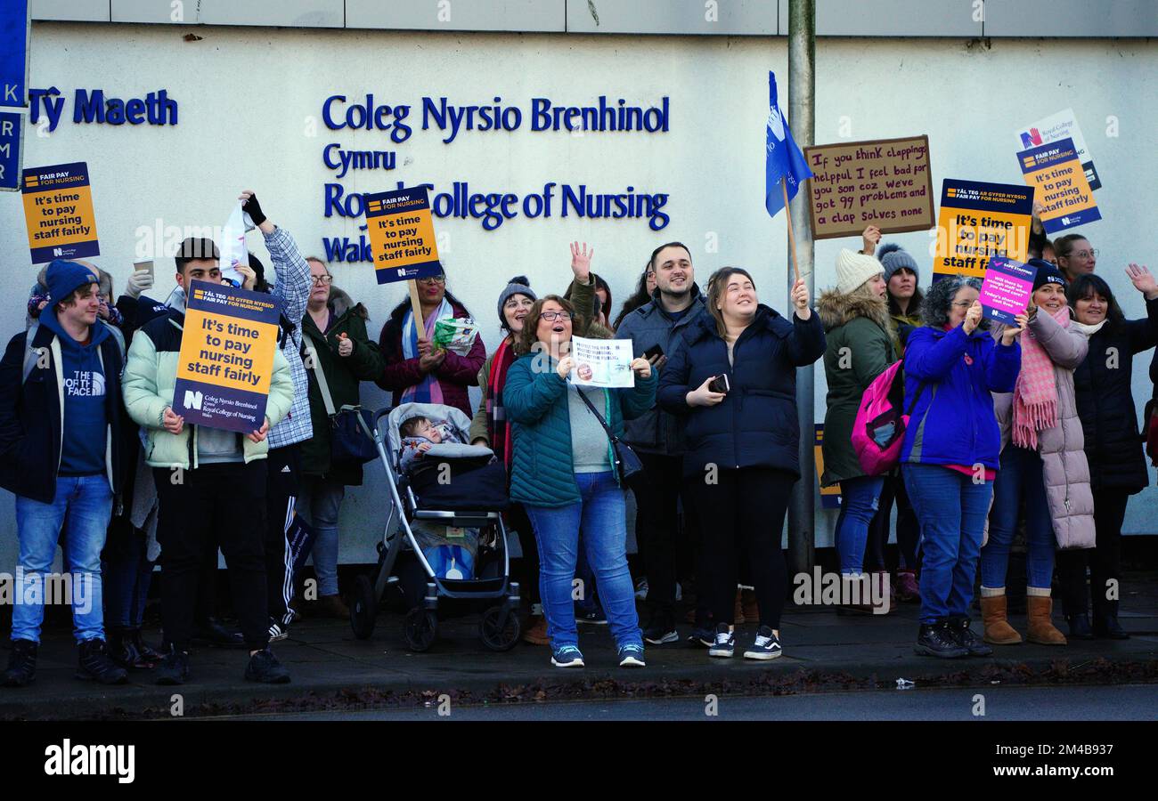 Members of the Royal College of Nursing (RCN) on the picket line ...