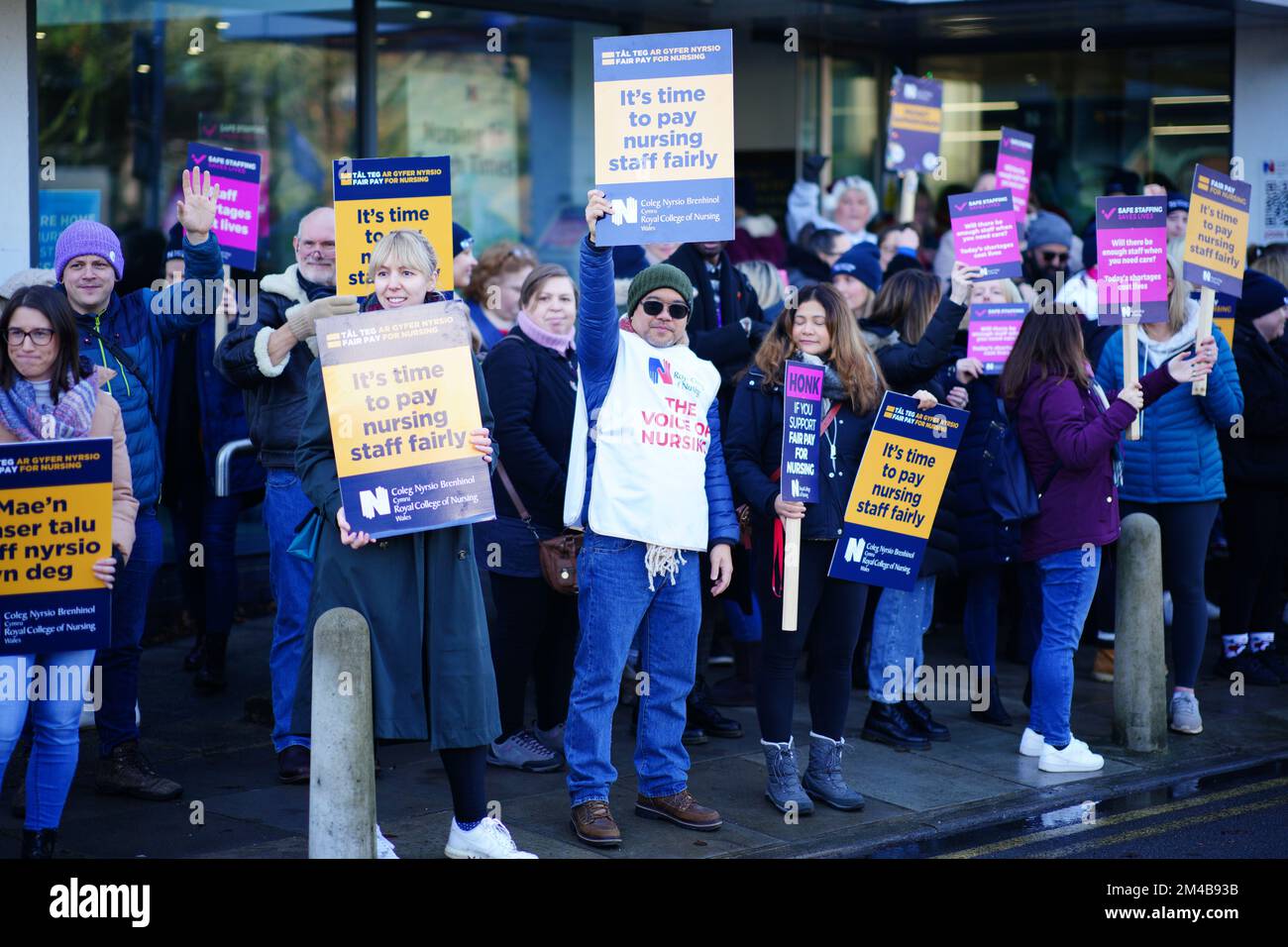 Members of the Royal College of Nursing (RCN) on the picket line ...
