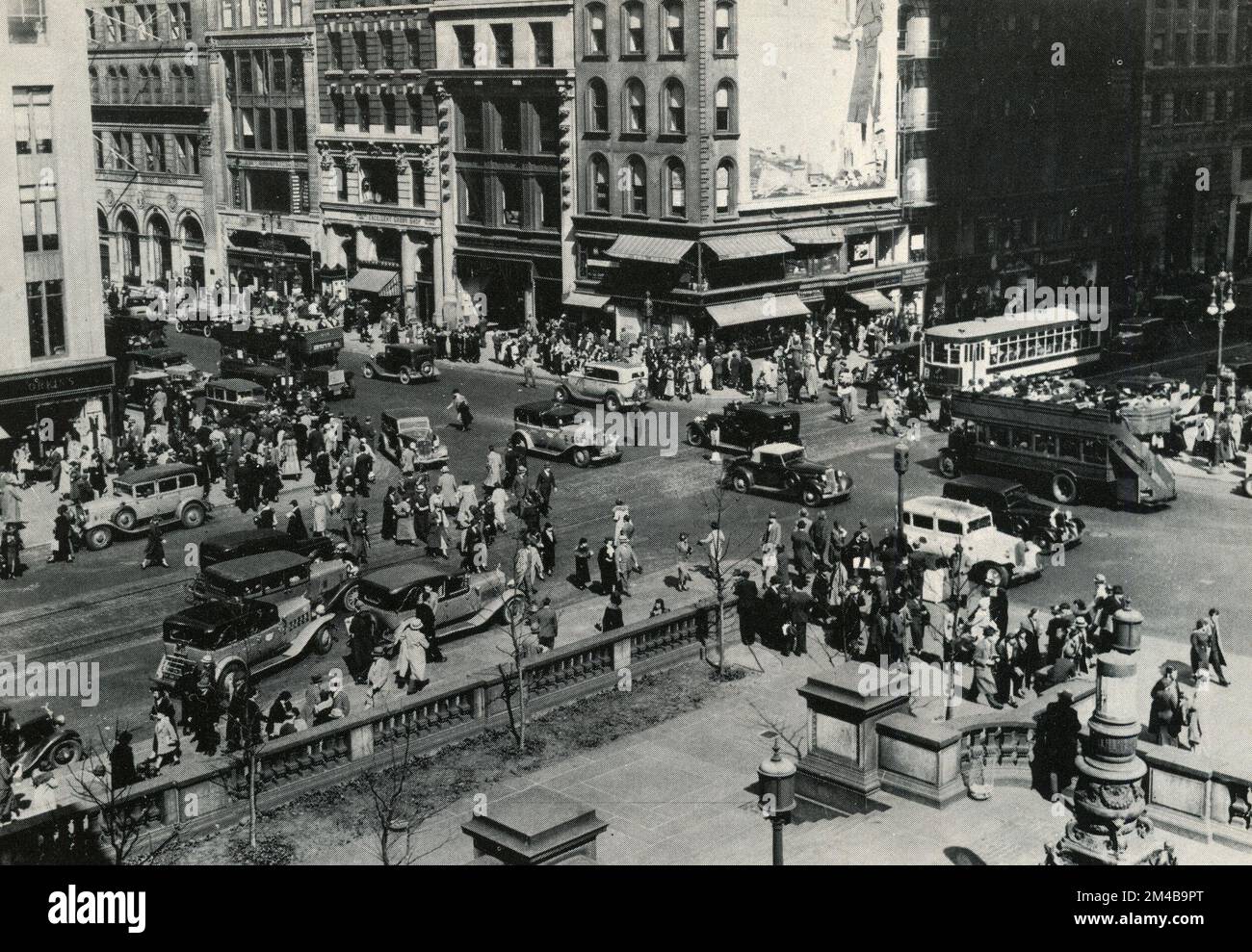 The heart of NY City: the crossing between Fifth Avenue and 42nd Street ...