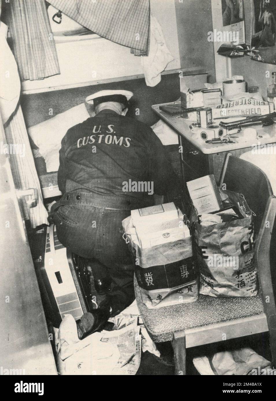 US Custom agent searching for drugs onboard a Hong Kong vessel, USA ...